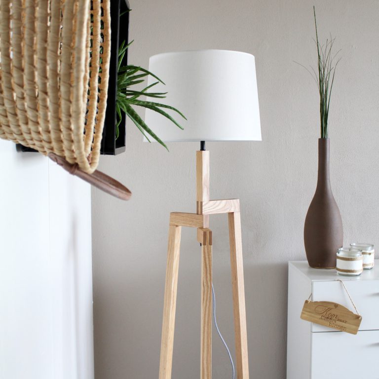 Scandinavische driepoot vloerlamp beige hout Mexlite Sabi - Directlampen.nl